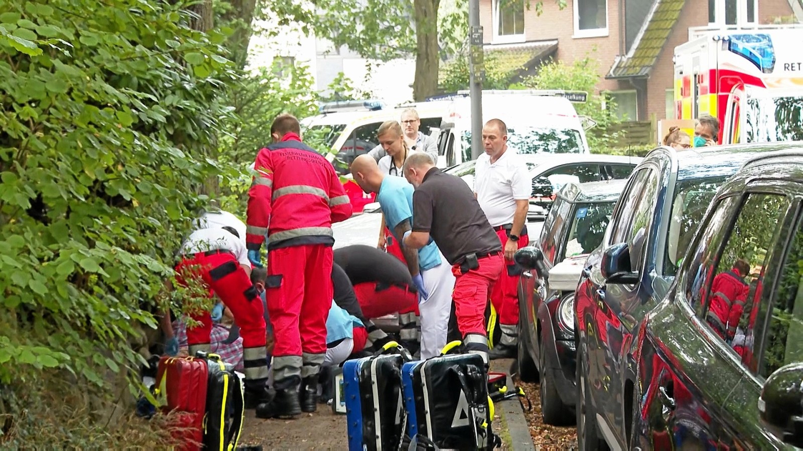 Krankenhaus Hamburg: Auto kracht gegen Baum – Unfall neben Klinik wirft Fragen auf