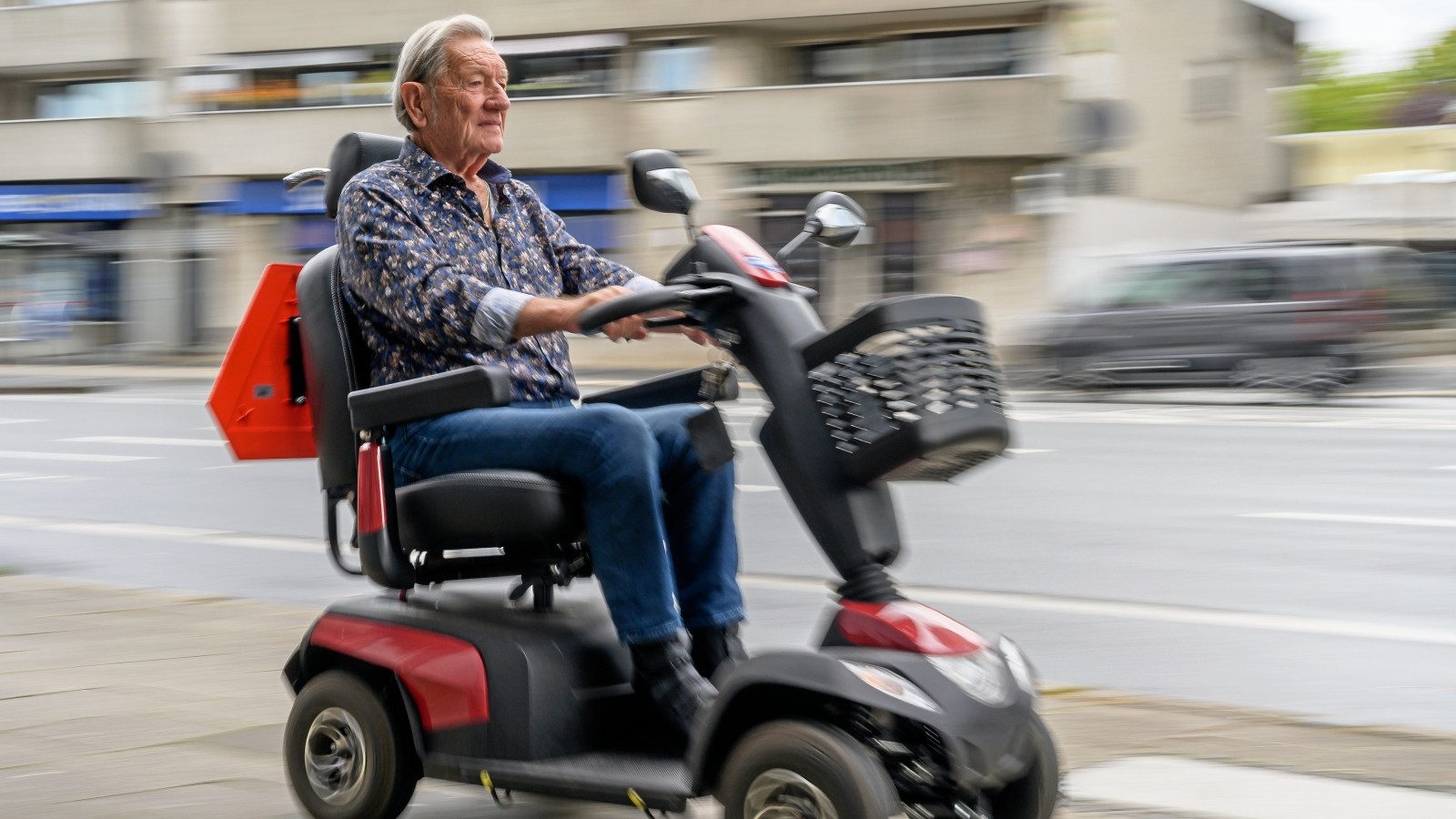 Tschüss Auto: Warum ein Rentner (86) auf E-Scooter abfährt