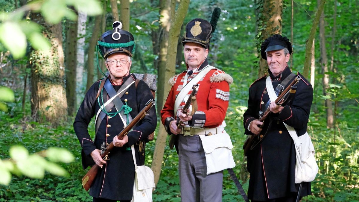 250 Historien-Fans stellen Göhrde-Schlacht im Wald nach