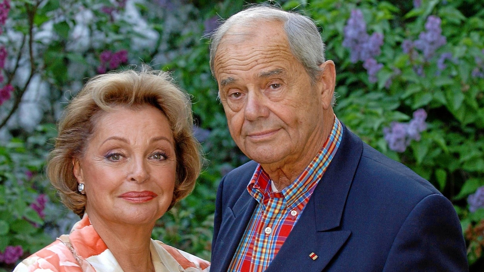 Hamburger Schauspielerpaar Nadja Tiller und Walter Giller winkt ...