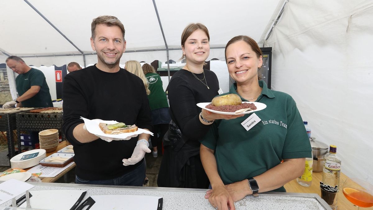 Beim Bauernmarkt in Wendschott packt auch OB Weilmann an