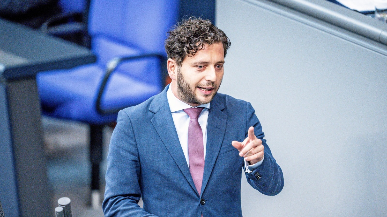 „Ganz ruhig, Brauner!“: Zoff zwischen Banaszak und der AfD