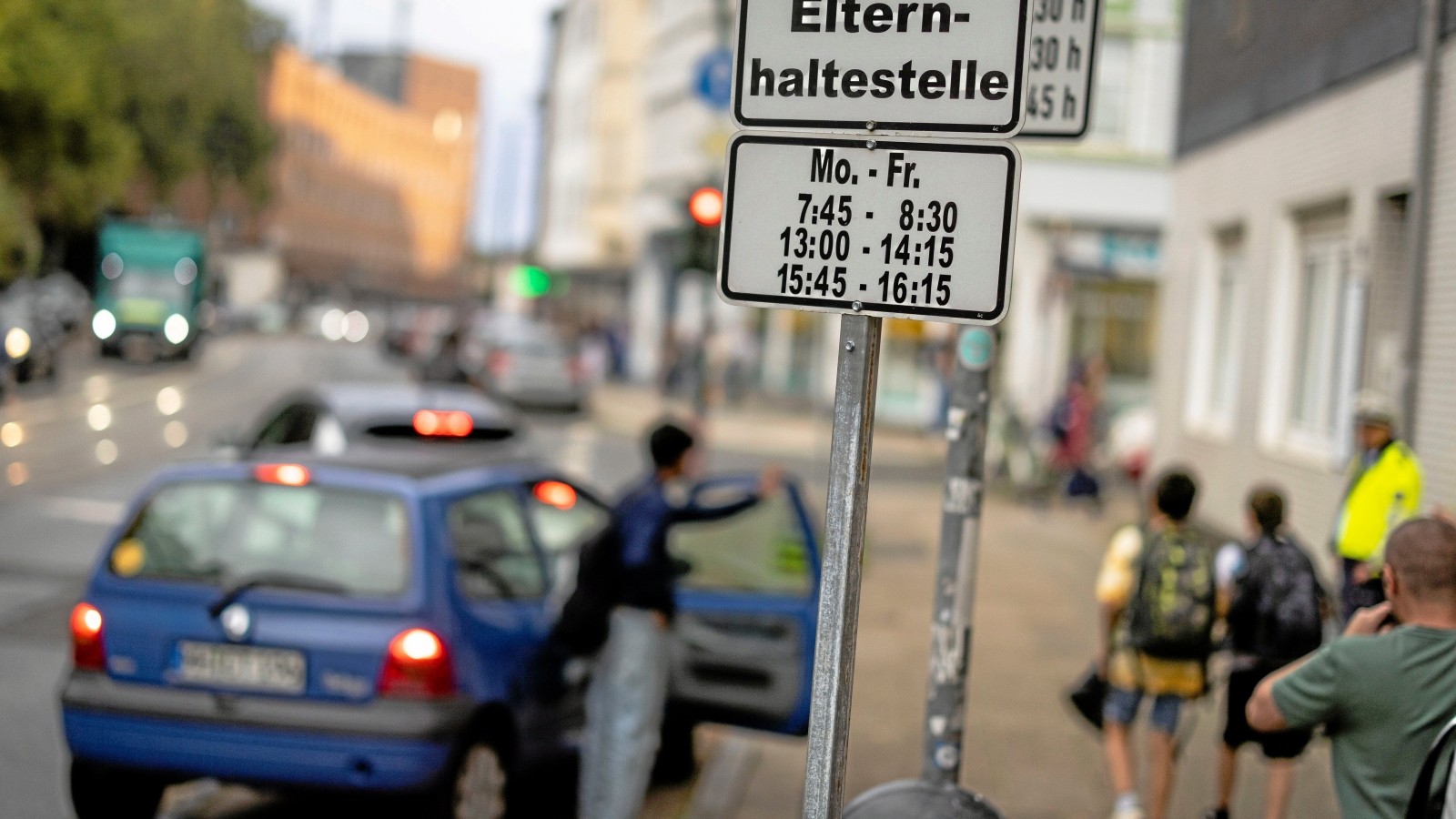 Lange Schulwege in NRW: „Zwei Stunden im Bus, dreimal umsteigen“