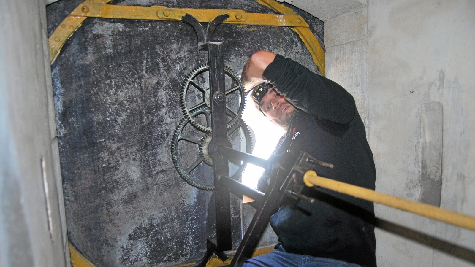 Die acht Turmuhr-Zeiger gehen in die Kur