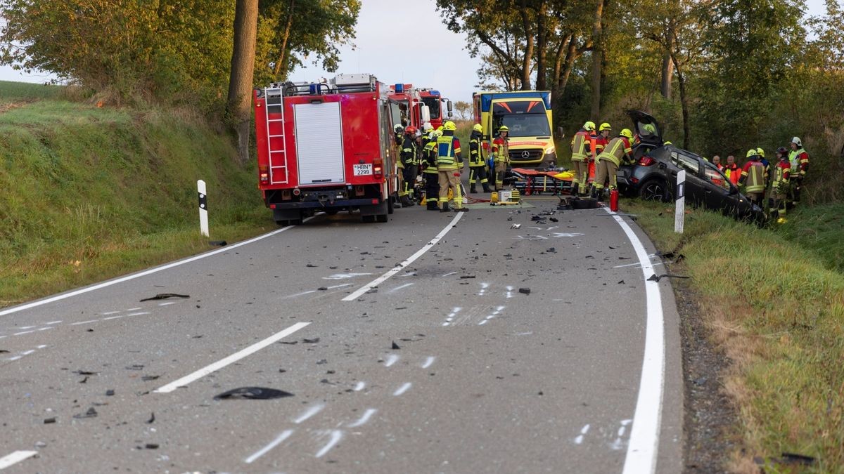 Feuerwehr befreit schwer verletzte Frau nach Frontalzusammenstoß aus Auto