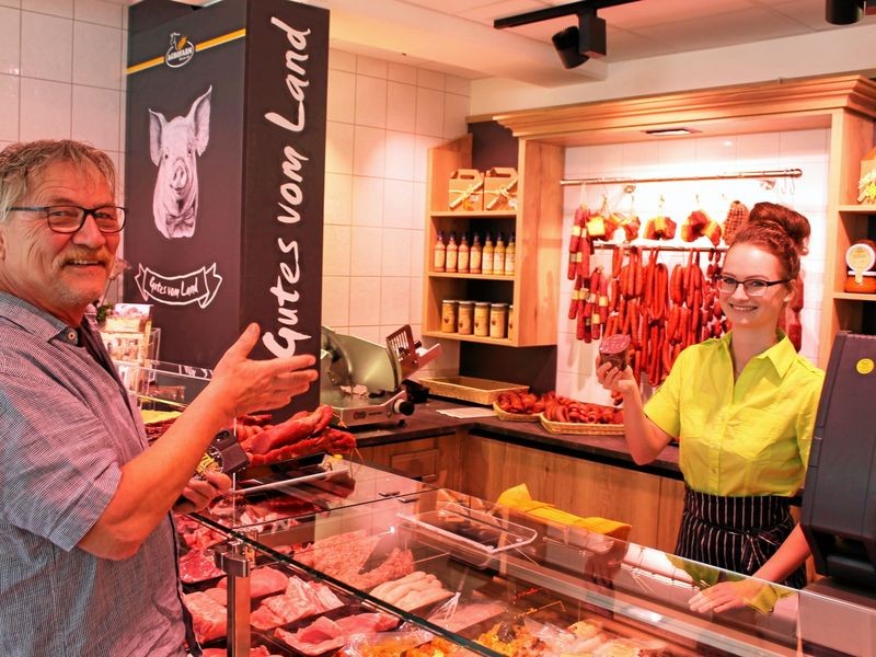 Kunden in Triptis freuen sich zur Eröffnung über neue Fleischerei ...