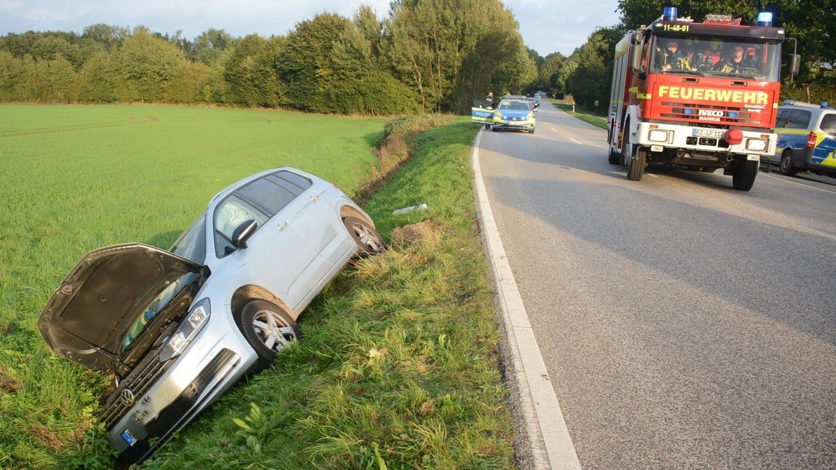 Polizei Geesthacht: B207 bei Kröppelshagen: Pkw landet im Graben