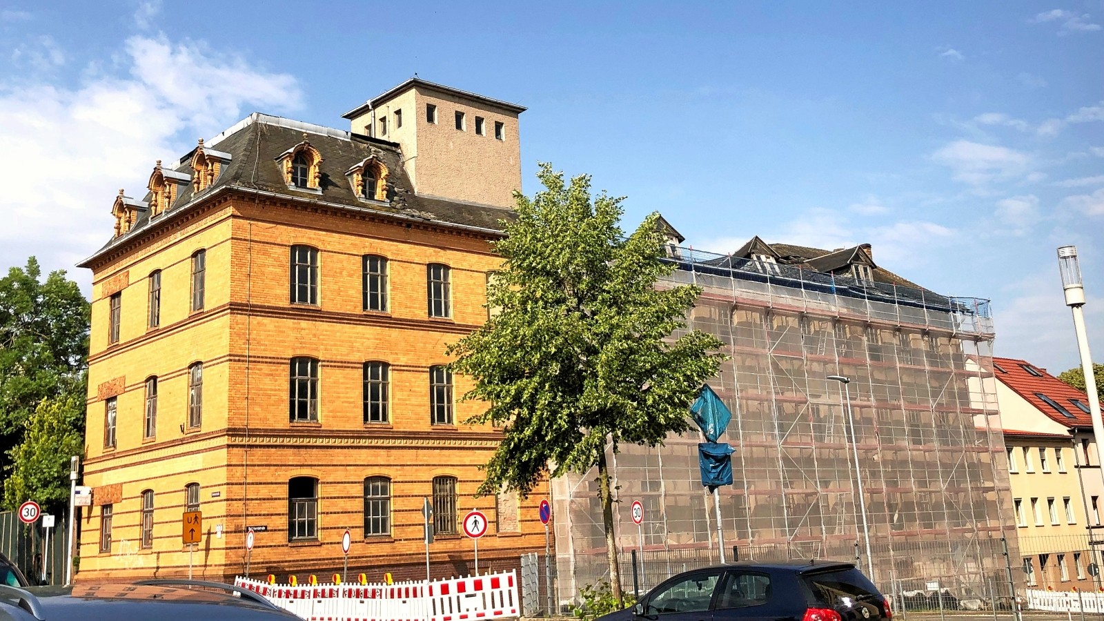 Langarmbagger in Bernhardstraße erwartet