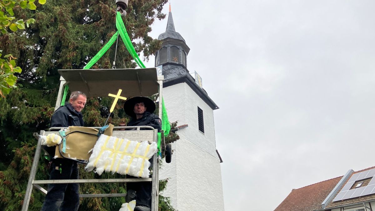 Kirche Neusitz hat Turmknopf und Wetterfahne wieder