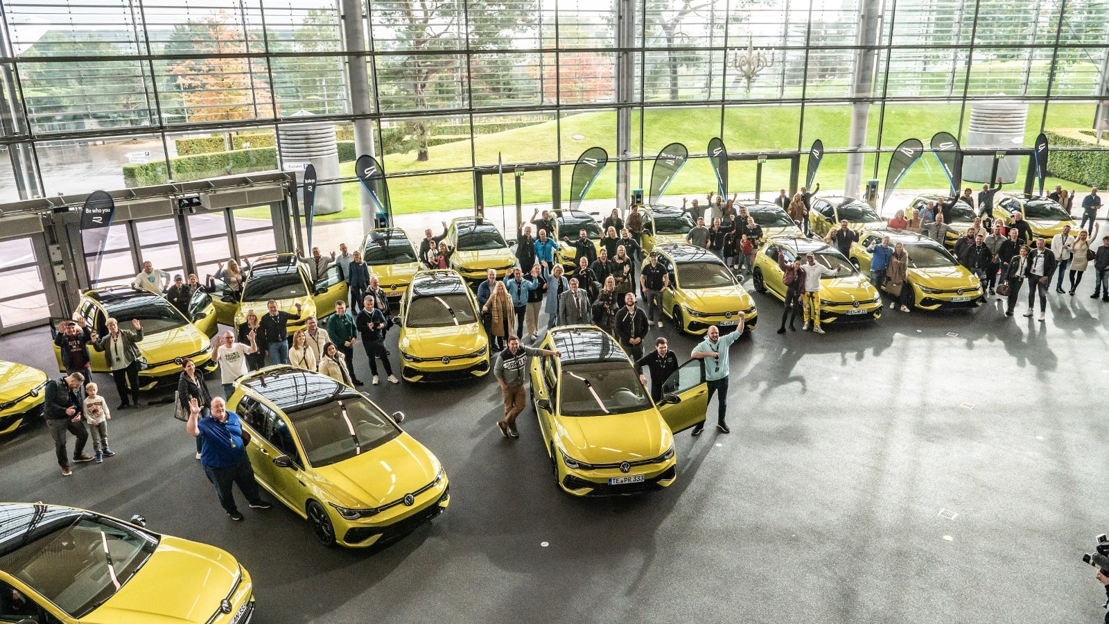 Volkswagen R übergibt die ersten Golf R333 an