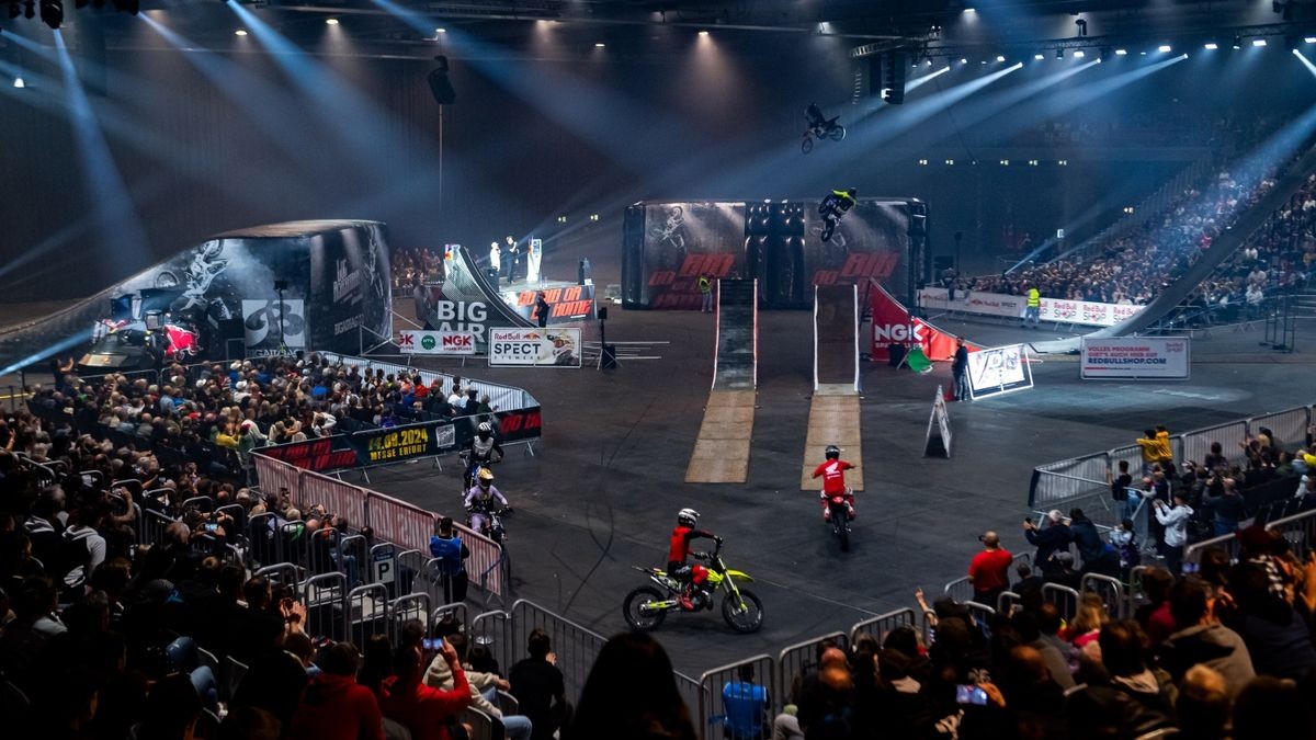 Promis in Erfurts Innenstadt: Stunts vor den Domstufen