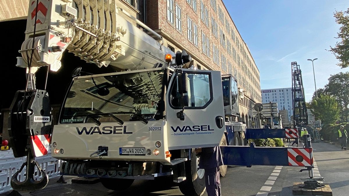 Autokran hievt 12-Tonnen-Koloss auf Dach: Hachestraße dicht