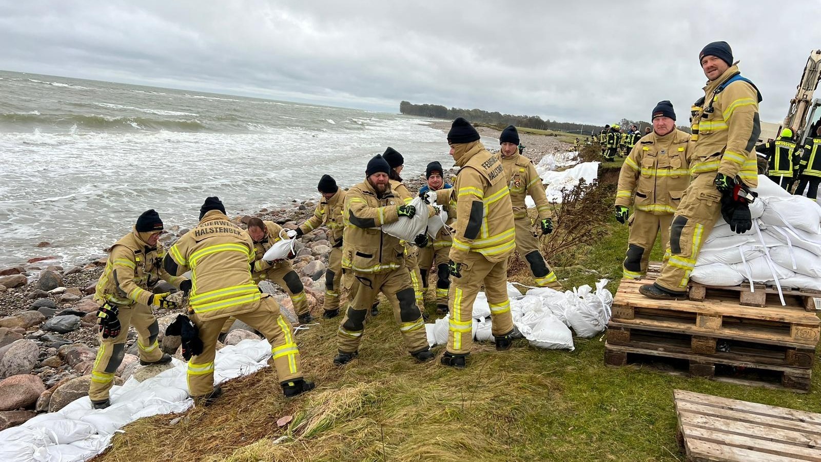 „Erschreckend“: Sturmflut an der Ostsee – Pinnebergs Feuerwehrleute retten Deich