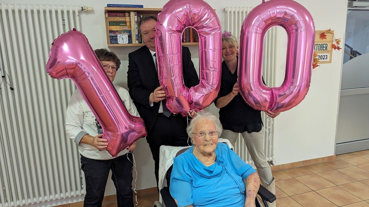 Alle Schandtaten mitgemacht: Saalfelderin fliegt in 100 Jahren 69 Mal ...