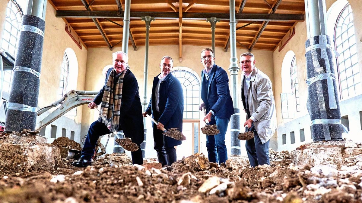 Symbolischer Spatenstich in der alten Weimarer Schlachthalle
