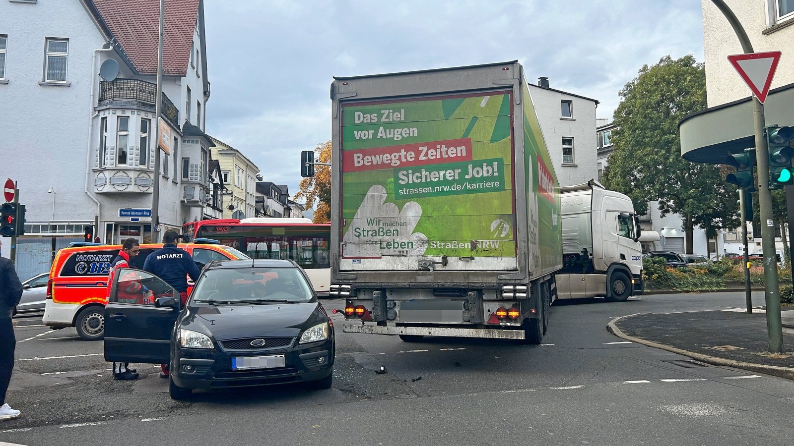 Iserlohn: Lkw kollidiert mit Auto auf Konrad-Adenauer-Ring