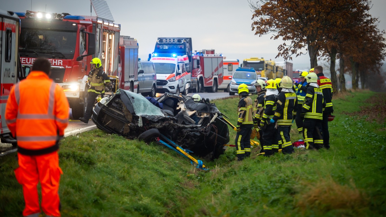 Schwerer Verkehrsunfall legt Bundesstraße im Unstrut-Hainich-Kreis lahm: Drei Personen schwer ...