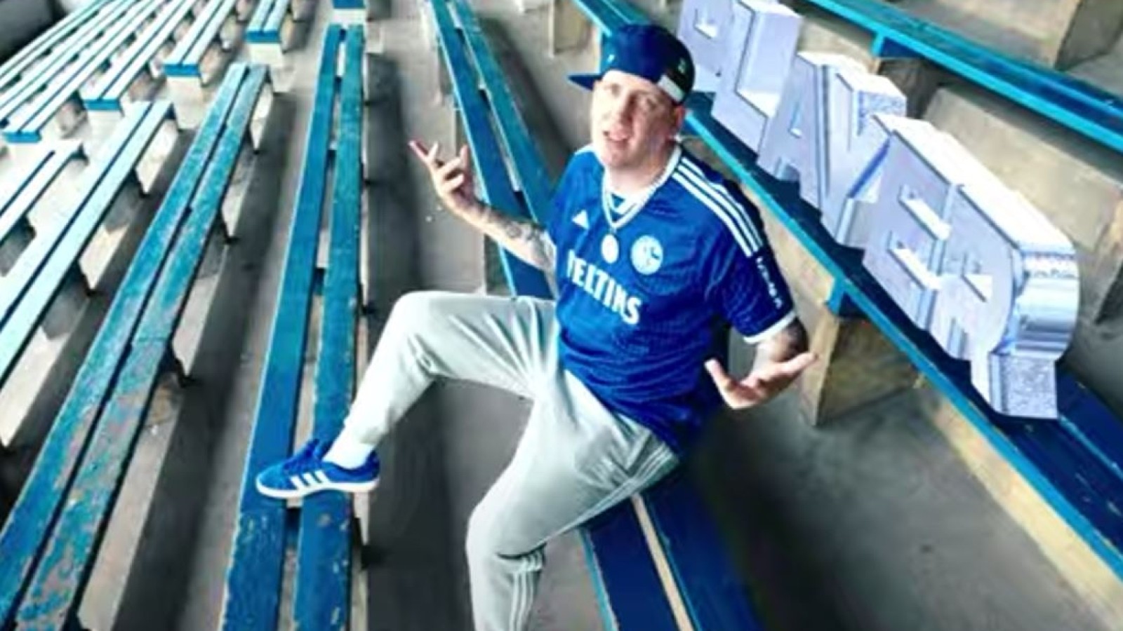 Schalke-Song von Rapper Money Boy - mit Goldkette bei S04