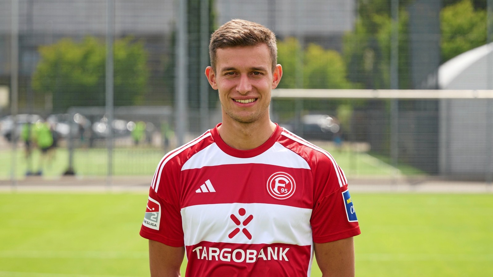 Düsseldorf: Tim Oberdorf meistert Sprung ins kalte Wasser