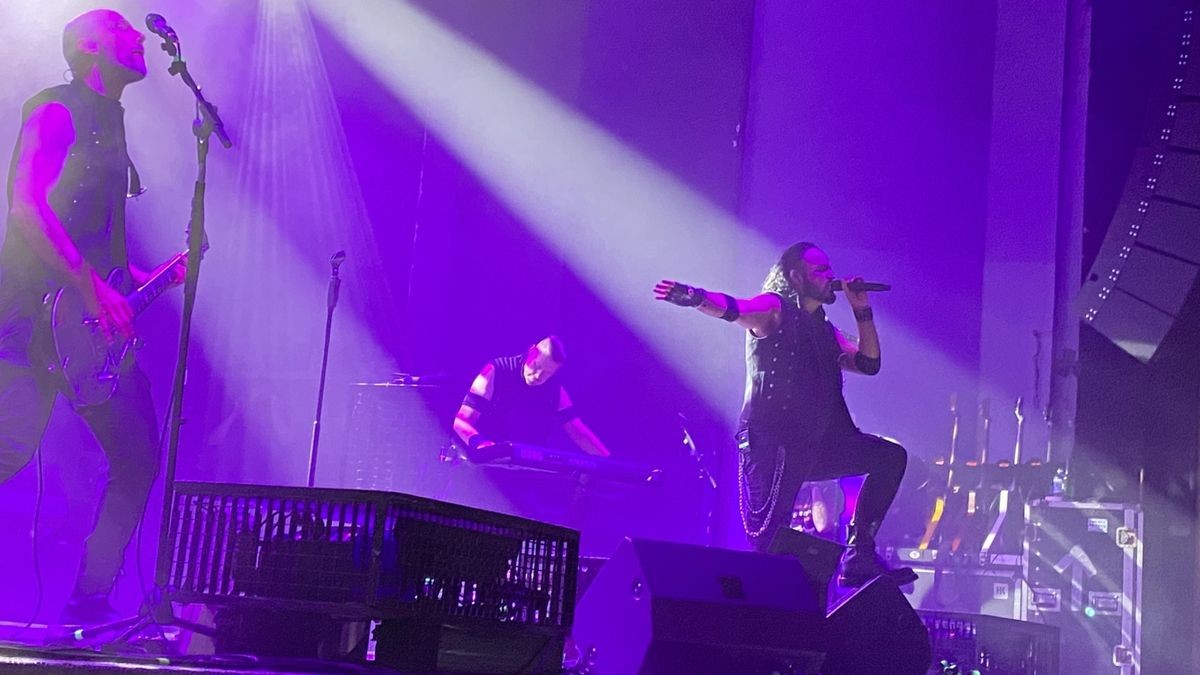 Anfangs nervös, dann Zugaben: Oomph!-Tourauftakt mit Daniel Schulz als ...