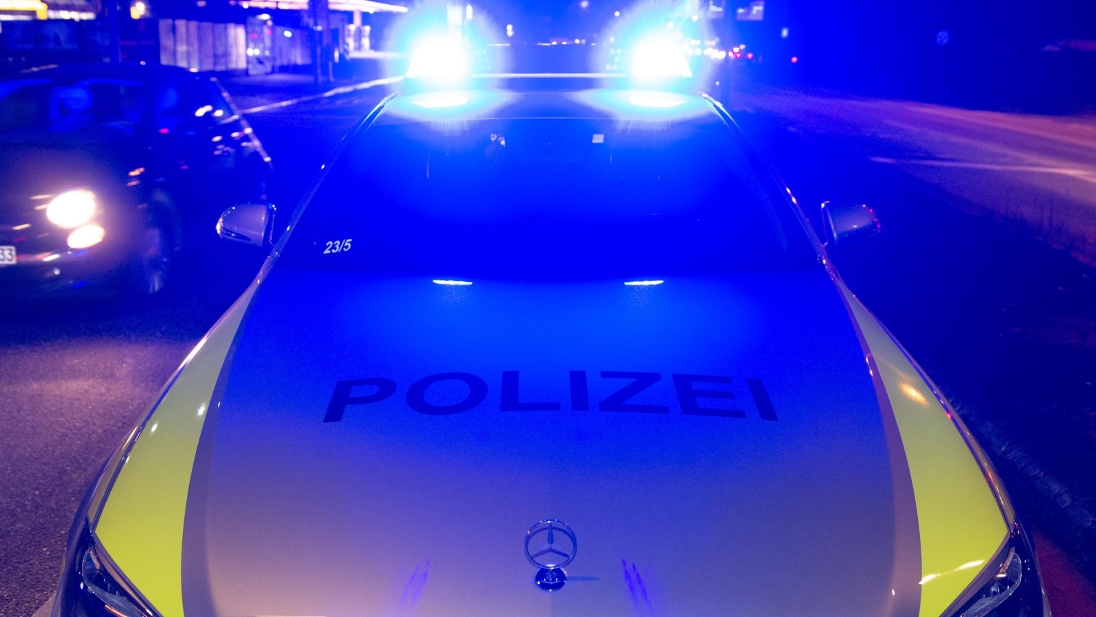 Polizei Hamburg: Attacke auf St. Pauli – Flucht über Balkon endet für Täter in Klinik