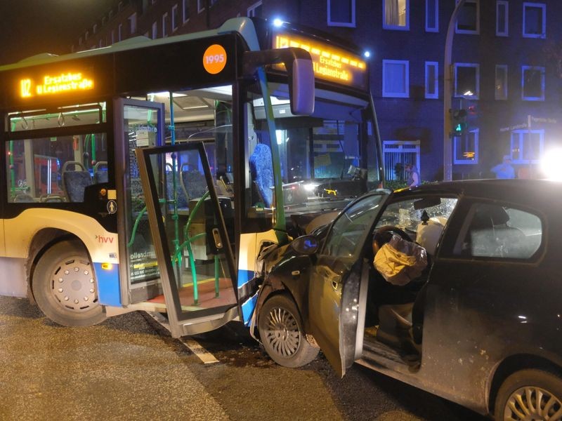 HVV: Unfall in Hamburg-Horn – Ersatzverkehr-Bus kracht frontal in Auto
