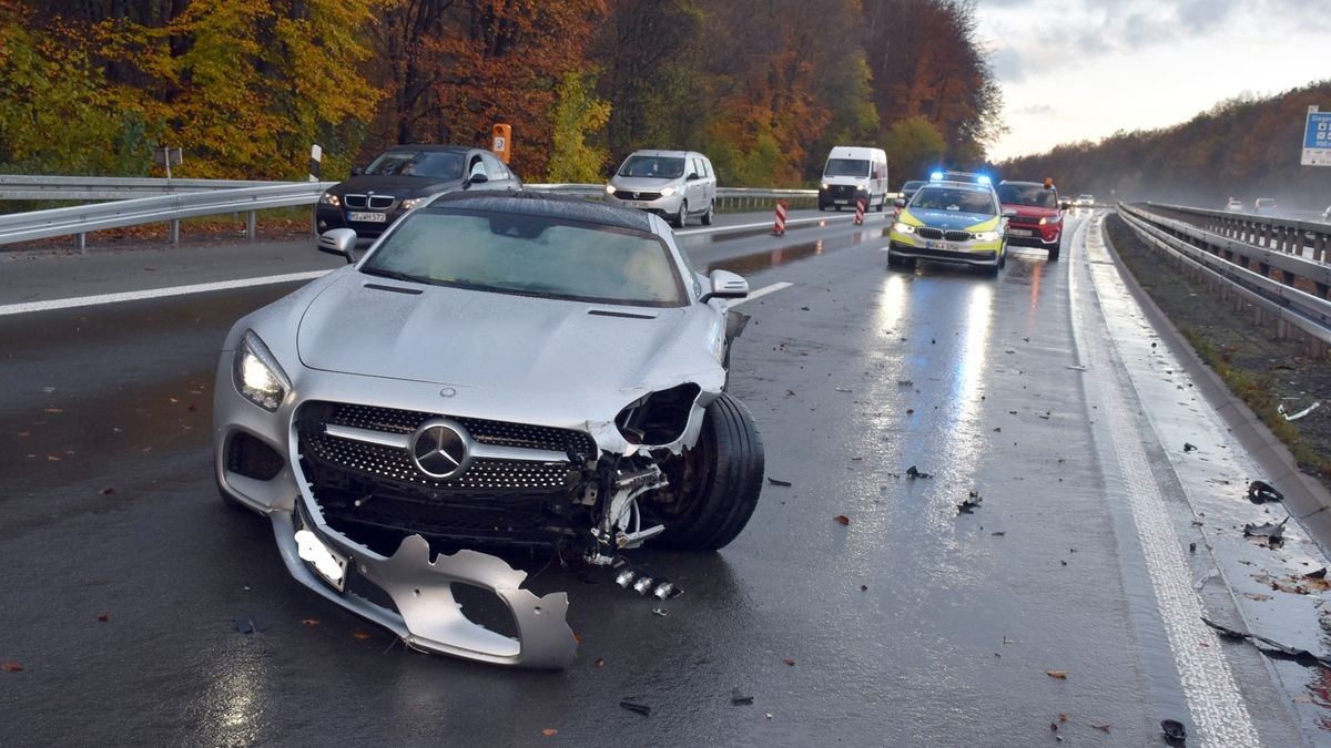 Siegen: Auf A 45 geschleudert –Totalschaden an Renn-Mercedes