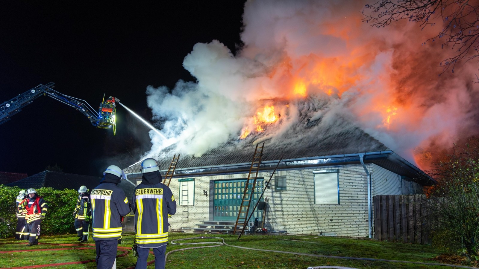 Vier Menschen und zwei Hunde retten sich aus brennendem Haus