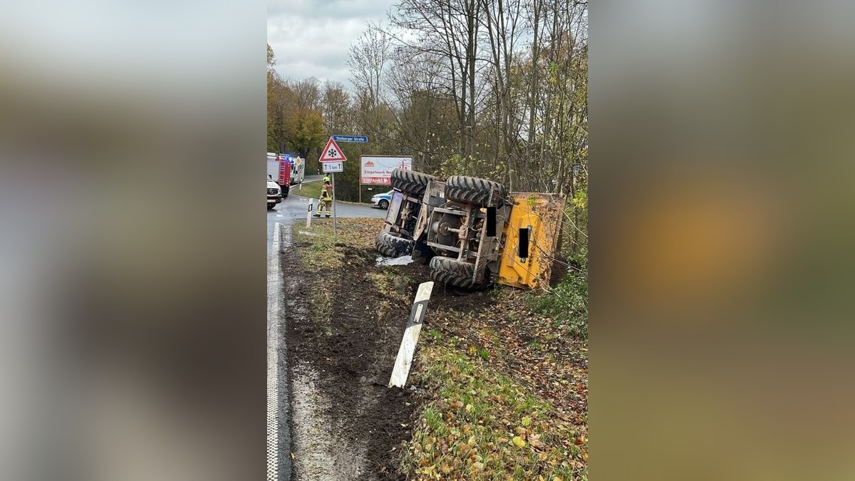Mit Kies beladener Lkw kippt bei Nordhausen um: Fahrer verletzt, Hubschrauber im Einsatz