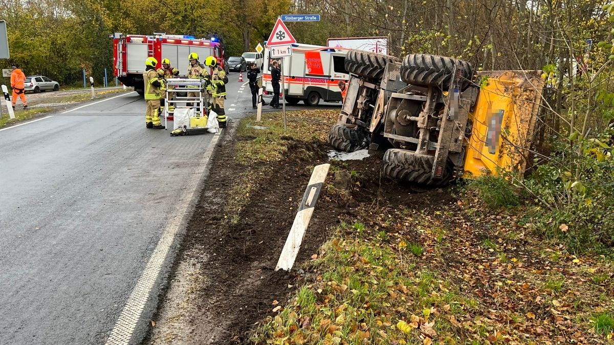 Mit Kies beladener Lkw kippt bei Nordhausen um: Fahrer verletzt, Hubschrauber im Einsatz