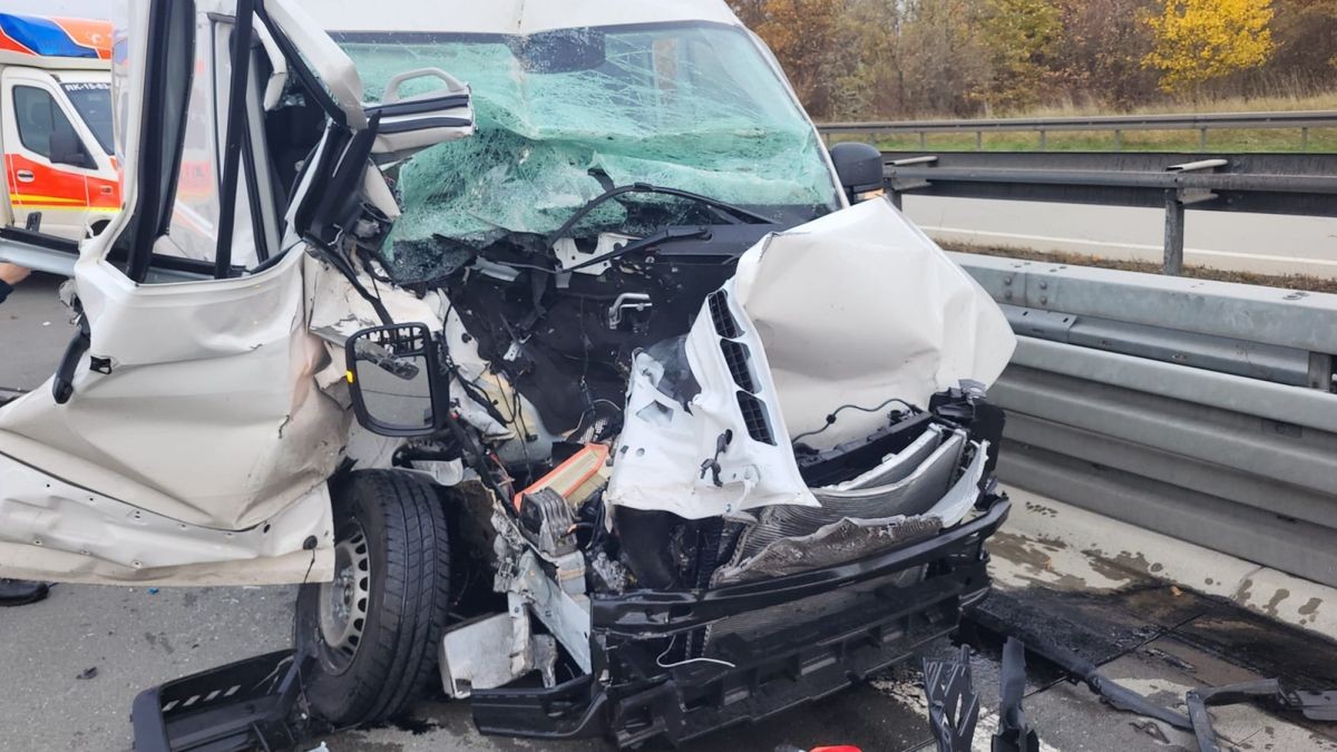Transporter fährt auf Lkw: 33-Jähriger erleidet lebensbedrohliche Verletzungen bei Unfall auf A9 ...