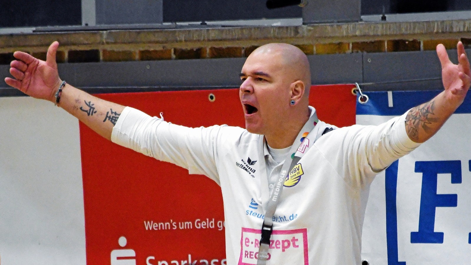 HBV Jena 90: Warum Trainer Daniel Hellwig auf Jubelbildern seines Teams ...