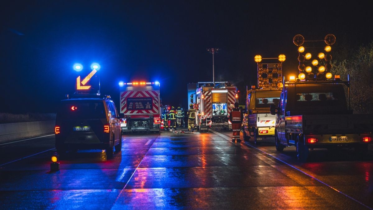 Verheerender Lkw-Brand auf A9: Gurkenladung geht in Flammen auf