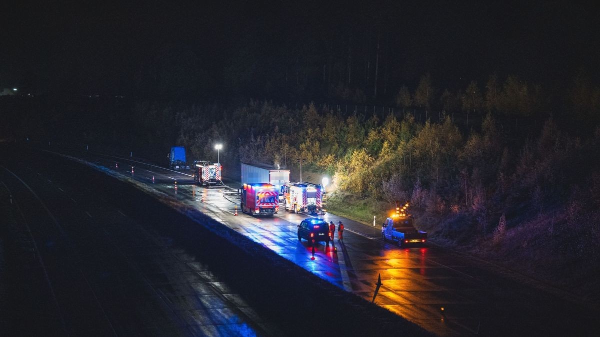 Verheerender Lkw-Brand auf A9: Gurkenladung geht in Flammen auf