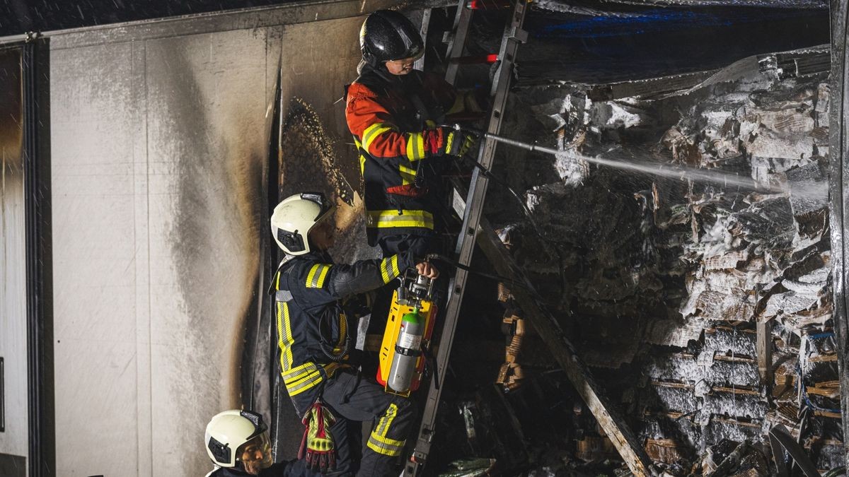Verheerender Lkw-Brand auf A9: Gurkenladung geht in Flammen auf