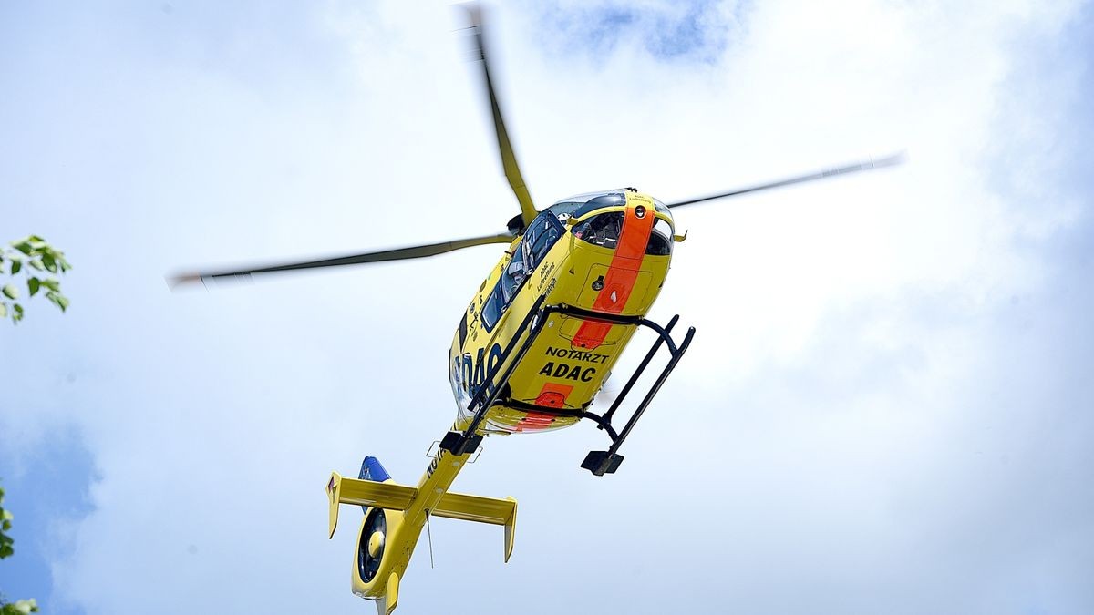 L 737: Auto gegen Baum - Rettungshubschrauber im Einsatz