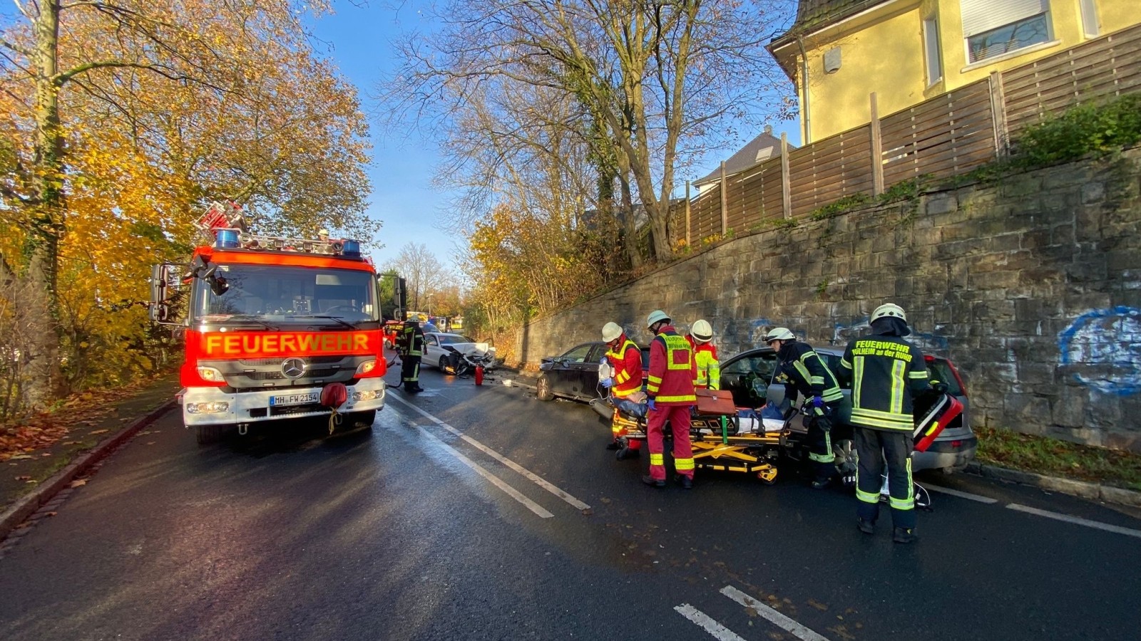 Unfall auf der B1 in Mülheim: Zwei Schwerverletzte