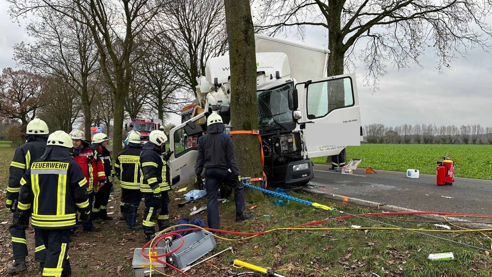 Kalkar: Lkw kracht vor Baum, Beifahrer schwebt in Lebensgefahr