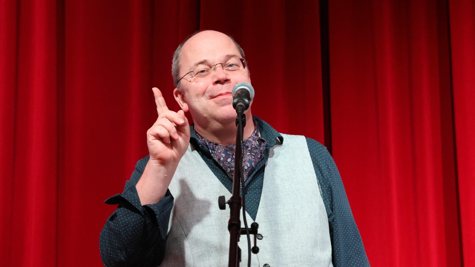 Parodist Andreas Neumann begeistert mit Heinz-Erhardt-Abend