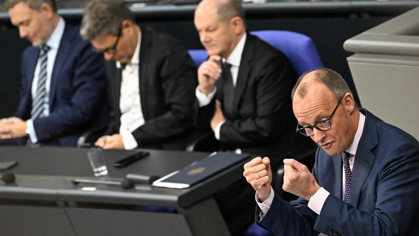 Bundesregierung in der Krise: Merz attackiert Scholz – „Sie können es nicht“