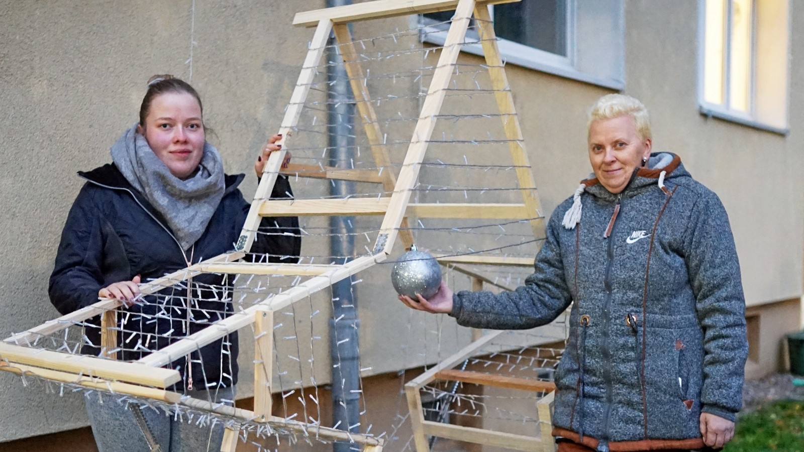 XXL-Sterne werden besonderer Blickfang in Kindelbrück