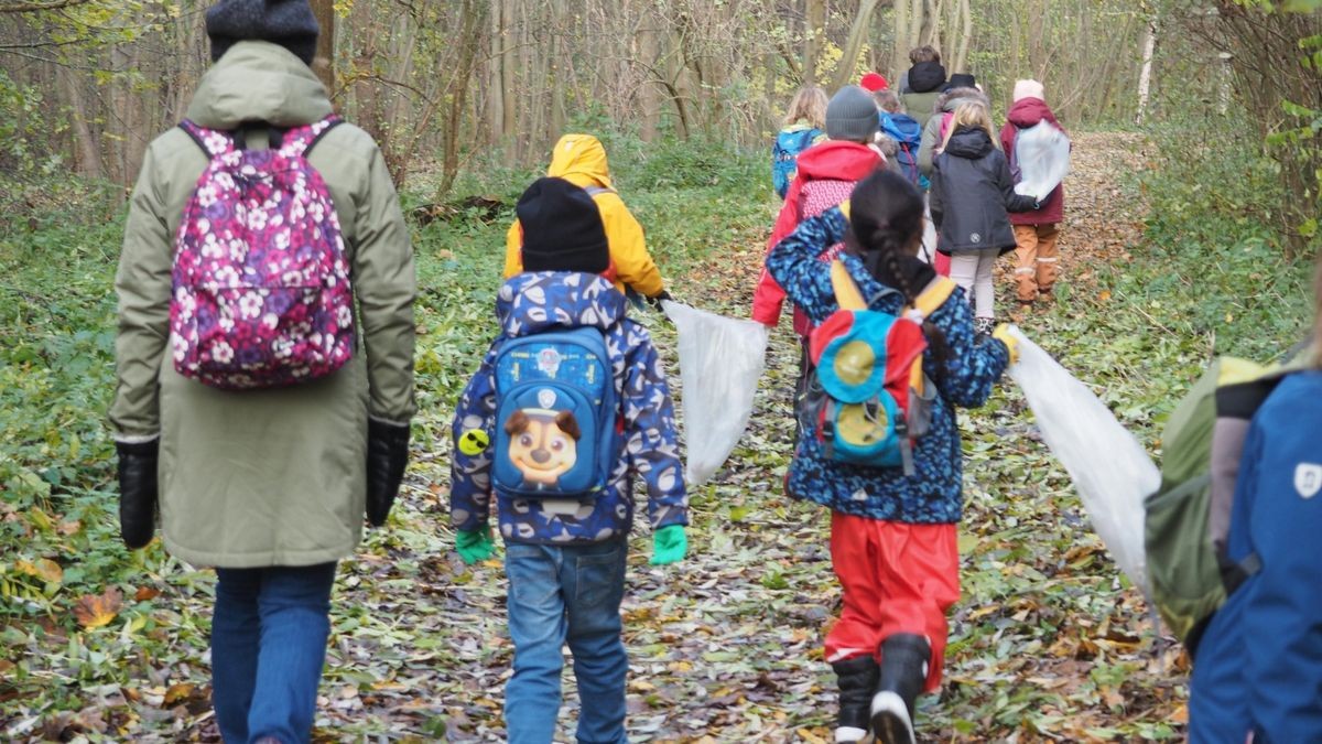 Beuchter Schulklasse sammelt Müll an der Oker bei Schladen