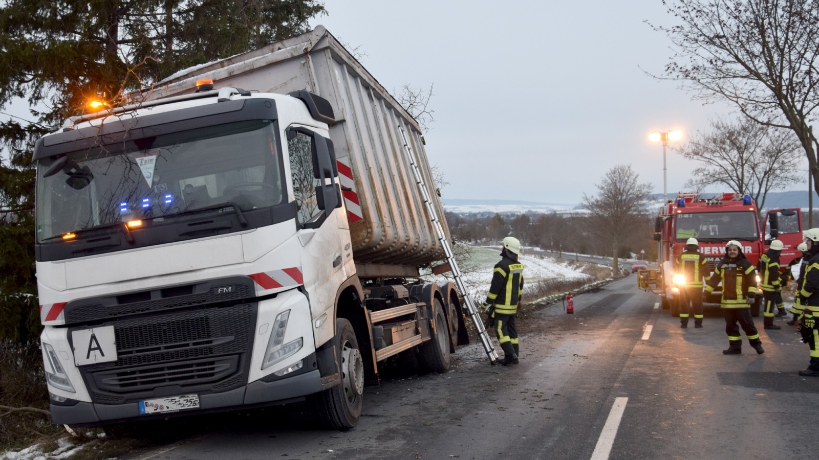 LKW kracht gegen Baum in Wolfenbüttel bei Halchter