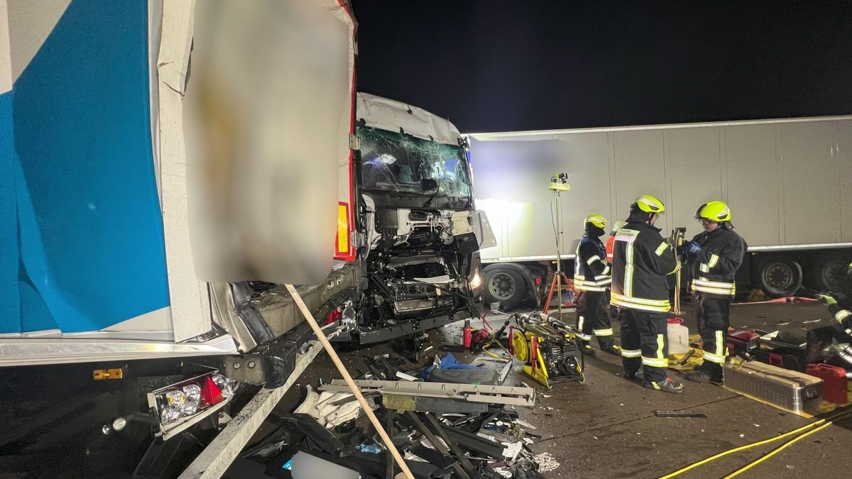 Fotos: Schwerer Unfall mit drei Lkw auf A38 bei Nordhausen