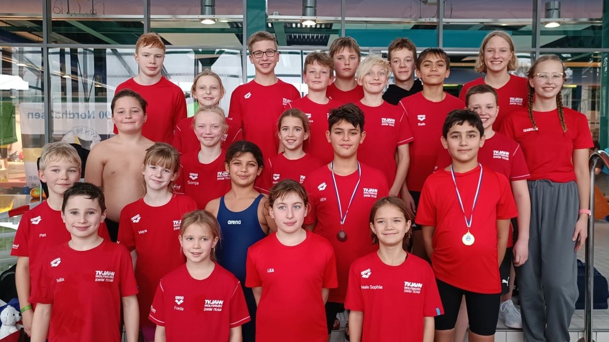 Jahn-Nachwuchs trifft den Nikolaus am Beckenrand