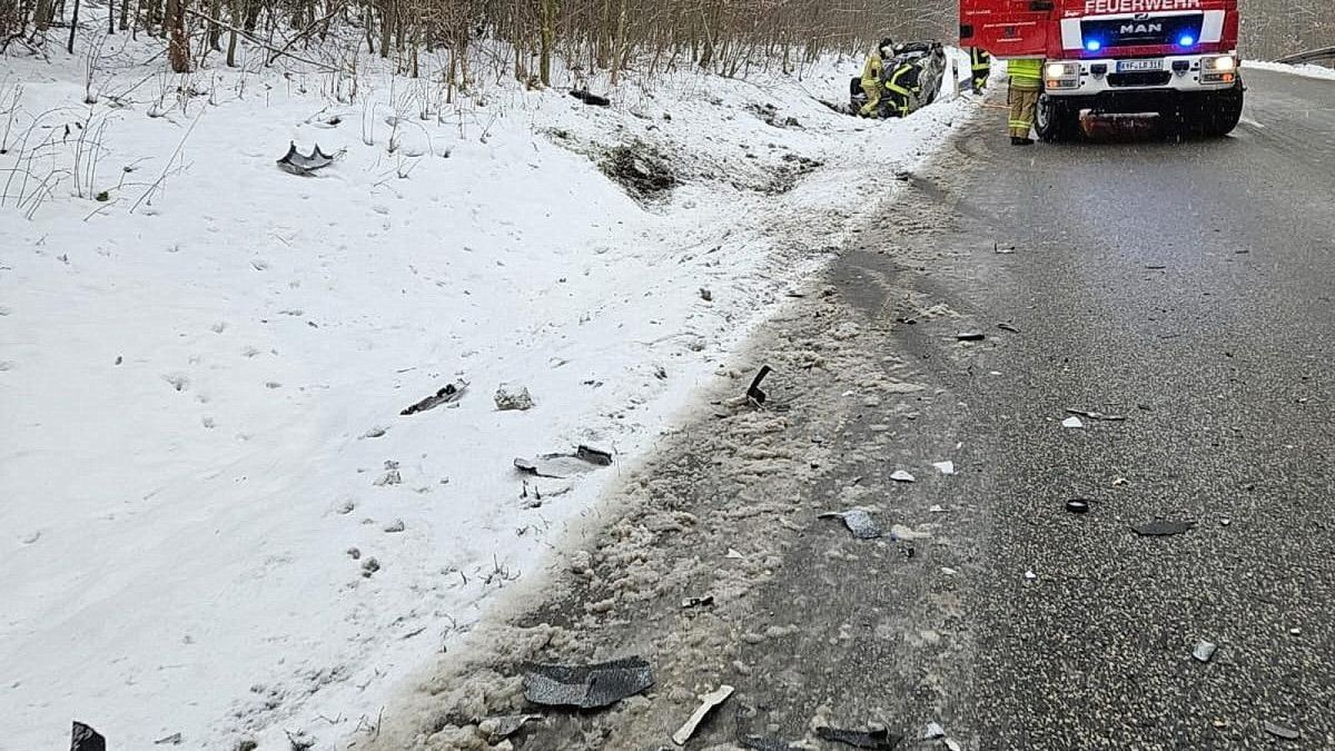 Fotos: Dacia überschlägt sich auf B249