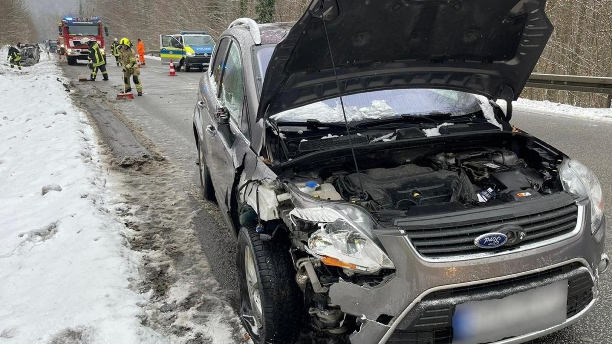 Fotos: Dacia überschlägt sich auf B249