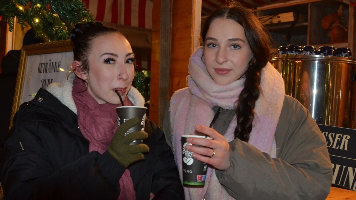 „Ein süßer Weihnachtsmarkt!“: Glühwein-Stimmung am Rathaus