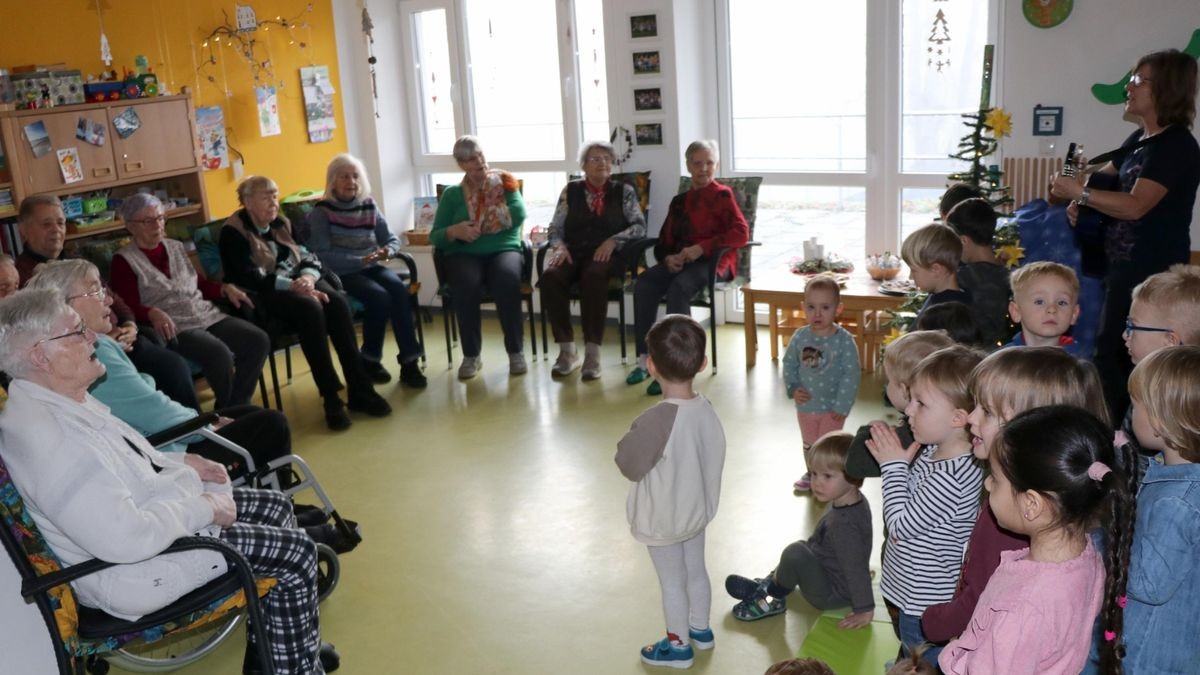 Kinder und Senioren singen gemeinsam Weihnachtslieder in Rudolstadt-Schwarza