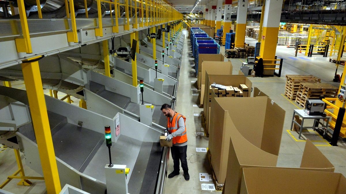 Amazon Erfurt schon im Probebetrieb: Europas modernstes Logistikzentrum ...